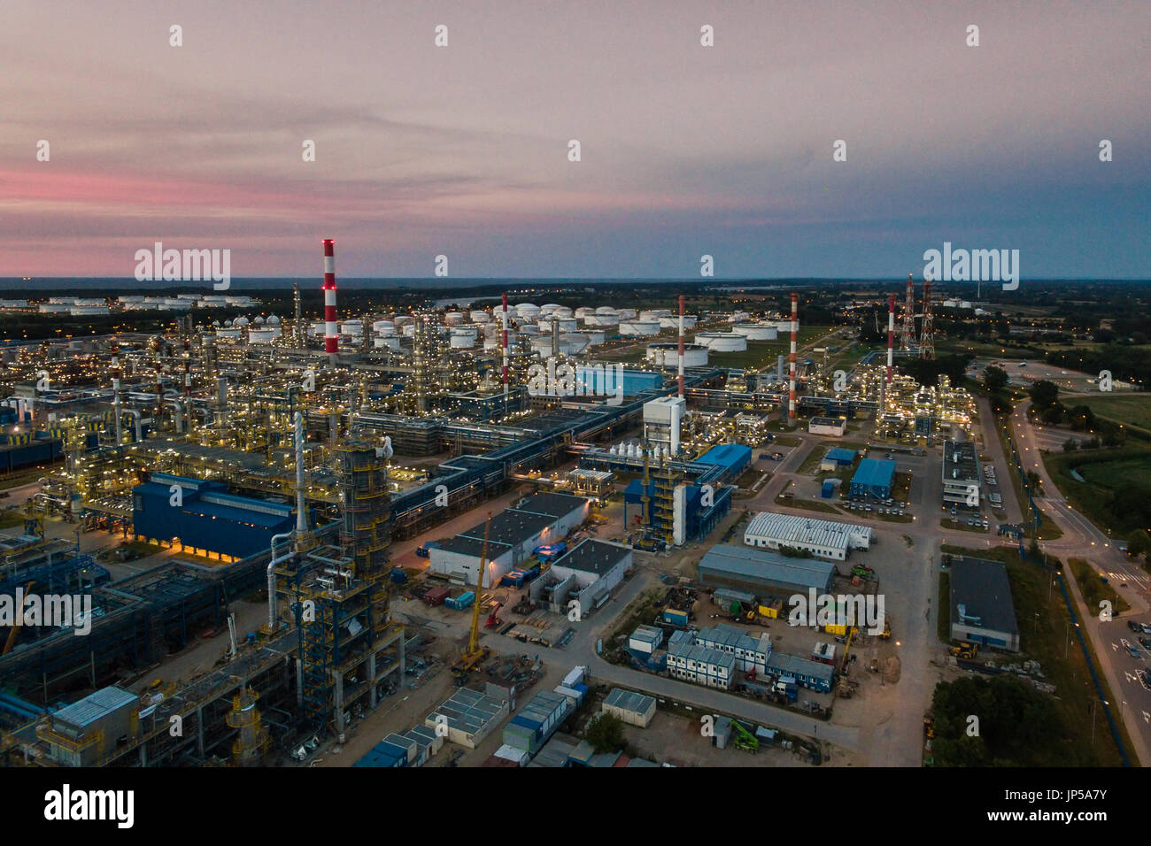 Luftbild von der Petrochemie Öl-Raffinerie-Anlage leuchtet in der Nacht ...