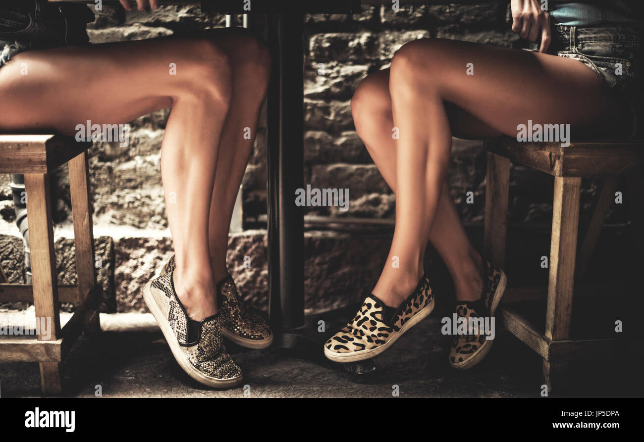 Beine unter dem tisch -Fotos und -Bildmaterial in hoher Auflösung – Alamy