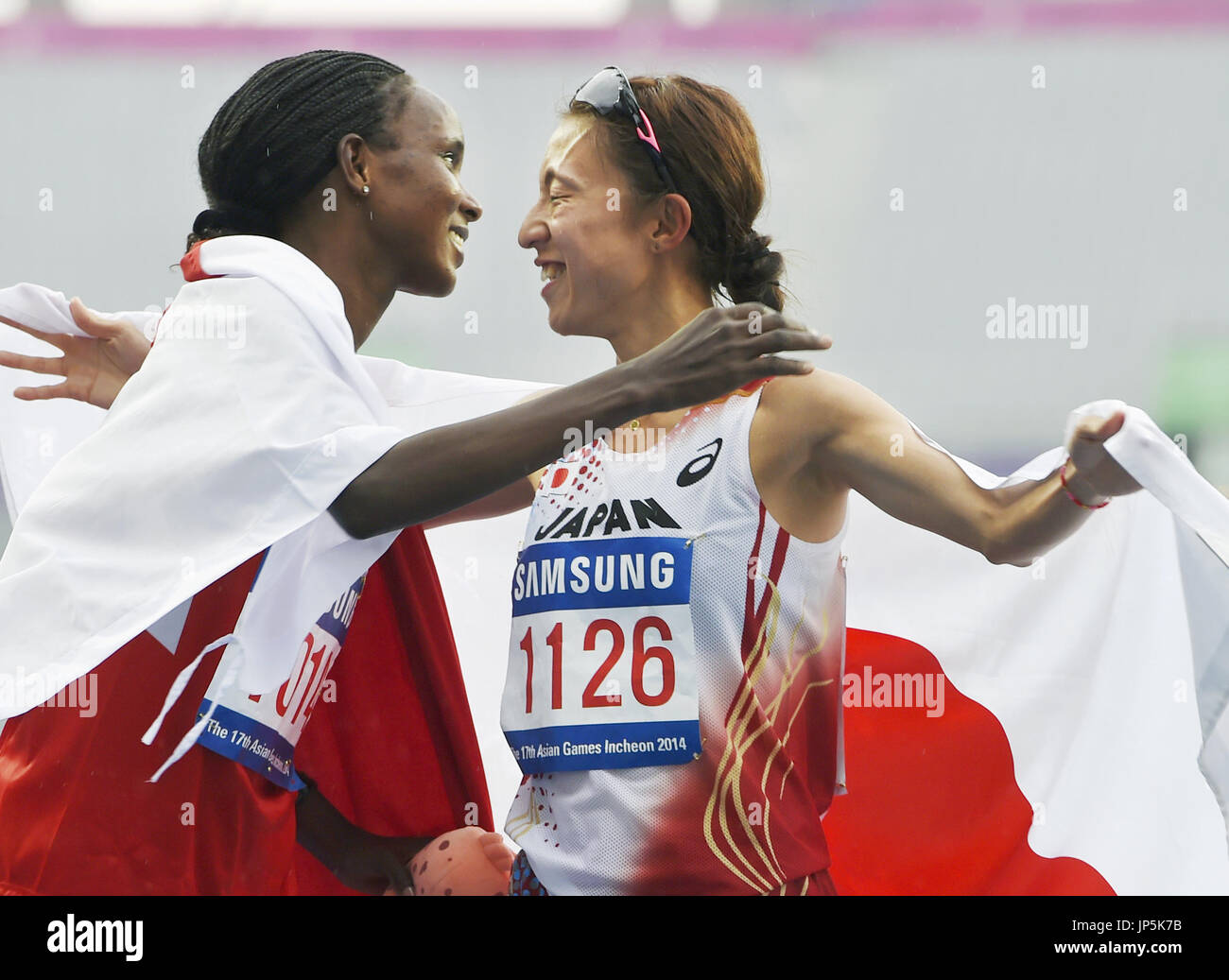INCHEON, Südkorea - Eunice Jepkirui Kirwa von Bahrain (L) und Ryoko ...