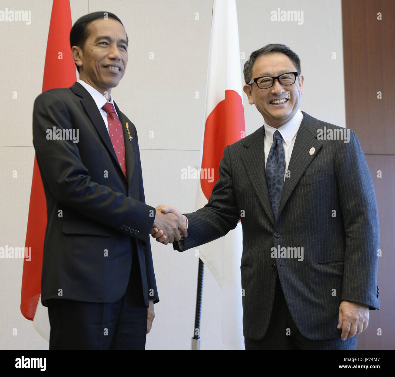 Indonesischen Präsidenten Joko 'Jokowi' Widodo (L) schüttelt Hände mit ...