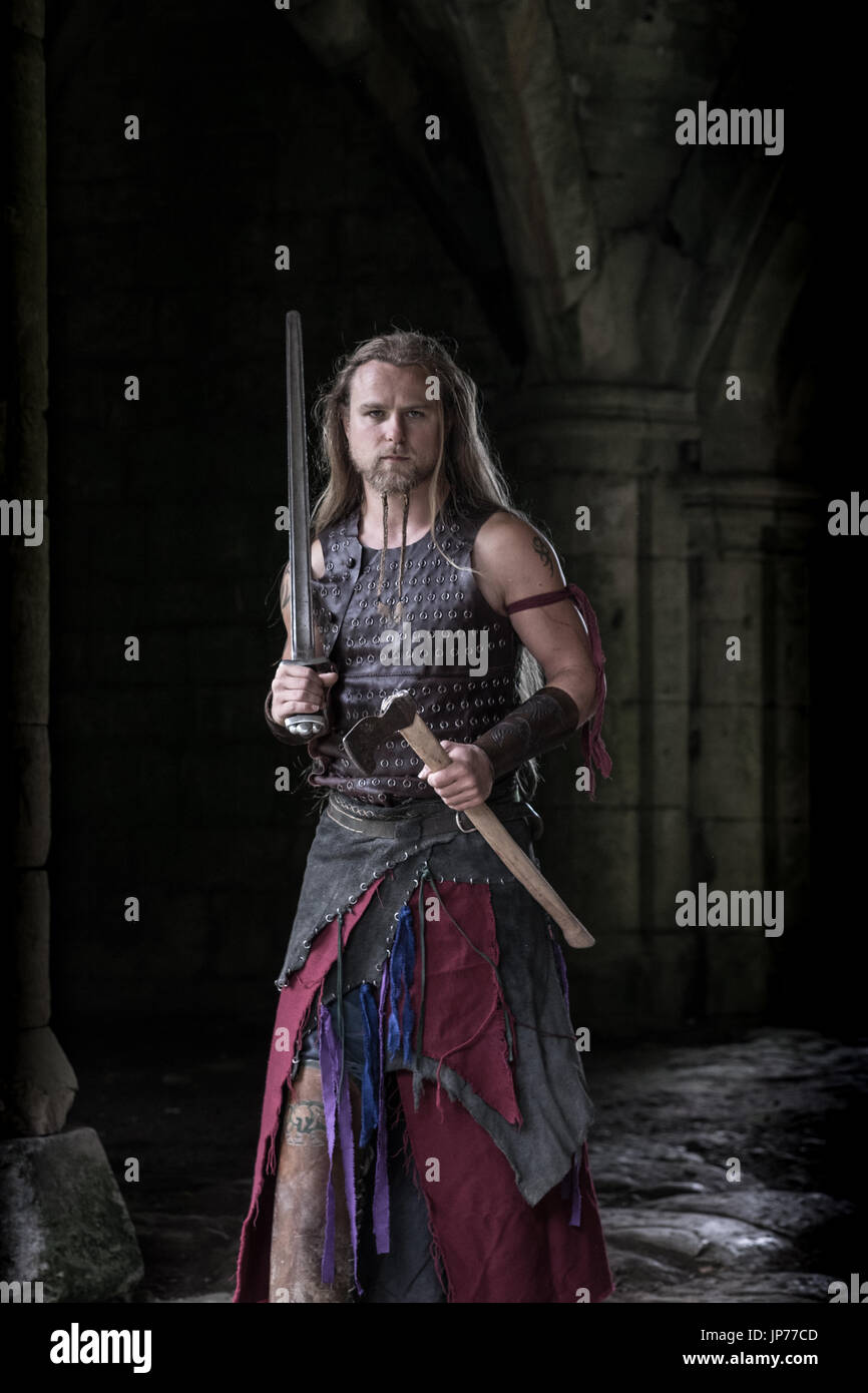 Mittelalterlichen Reenactment Wikinger Krieger Soldat, junger Mann mit ...