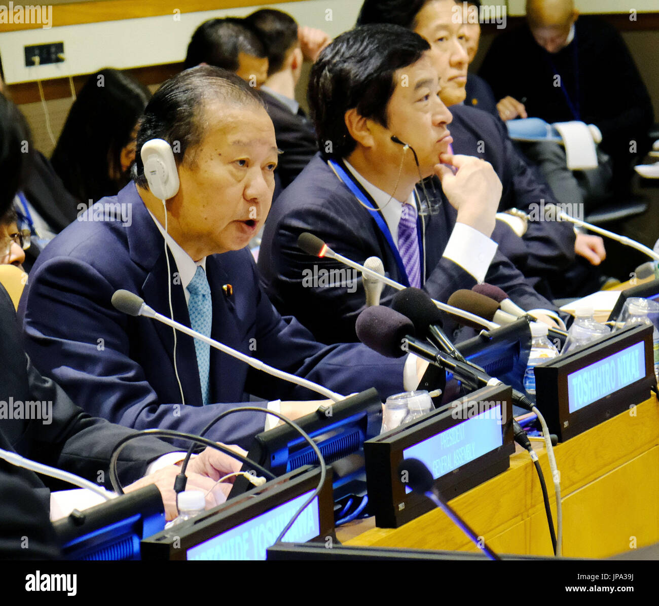 Toshihiro Nikai (weit L), Vorsitzender des Vorstandes der japanischen ...