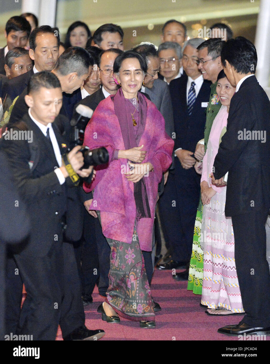De-facto-Führer Myanmars Aung San Suu Kyi kommt bei Tokio Haneda ...