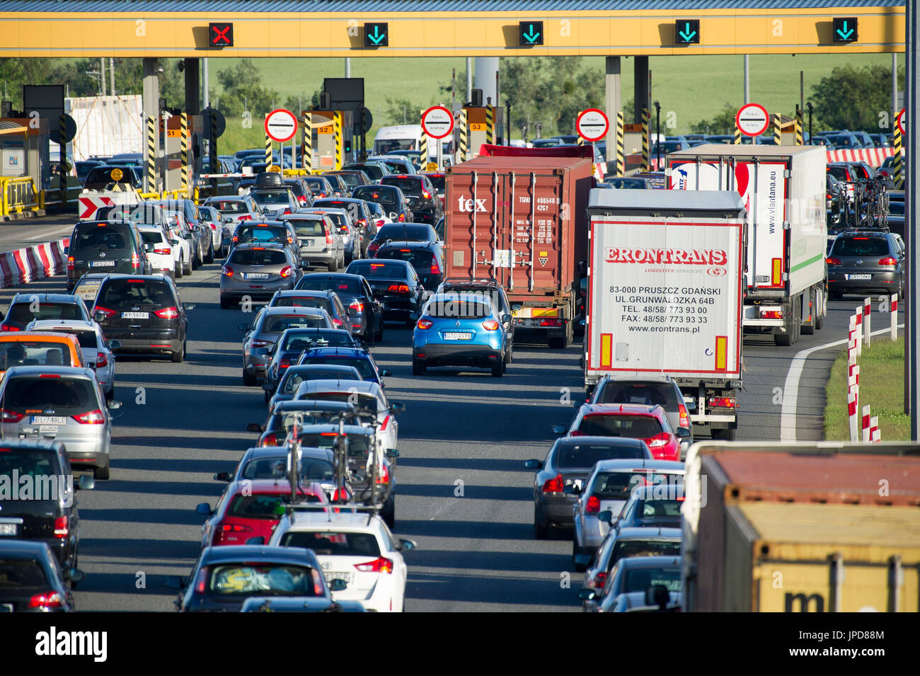 Große Autos zu Station auf der Autostrada A1 läuten genannt Amber ... Große Autos zu Station auf der Autostrada A1 läuten genannt Amber ...
