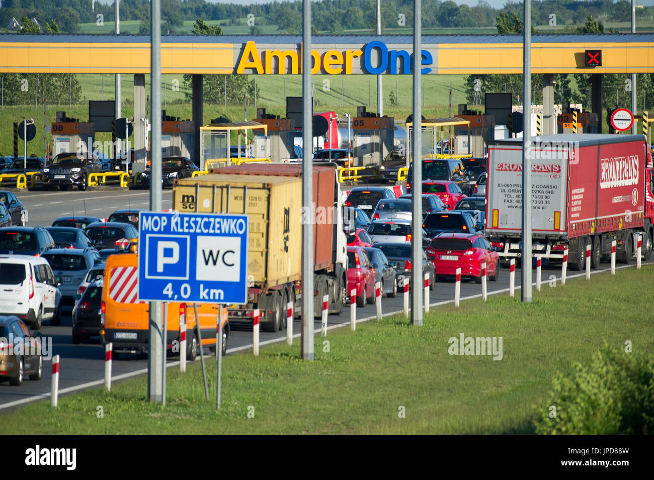 Große Autos zu Station auf der Autostrada A1 läuten genannt Amber ...