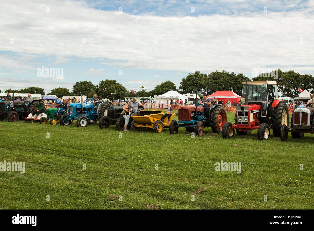 Traktoren traktoren -Fotos und -Bildmaterial in hoher Auflösung – Alamy