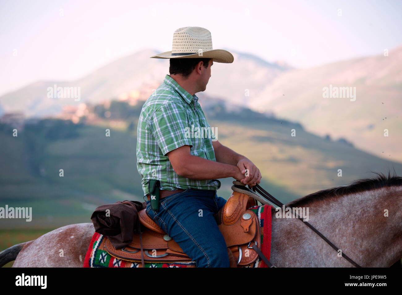 Castelluccio of norcia horse riding -Fotos und -Bildmaterial in hoher ...