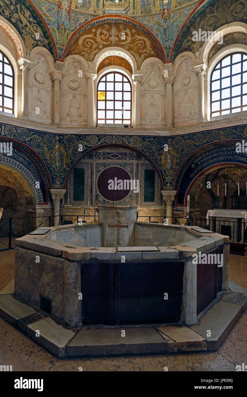 Taufbecken, Baptisterium der Kathedrale, Battistero Neoniano, Ravenna ...