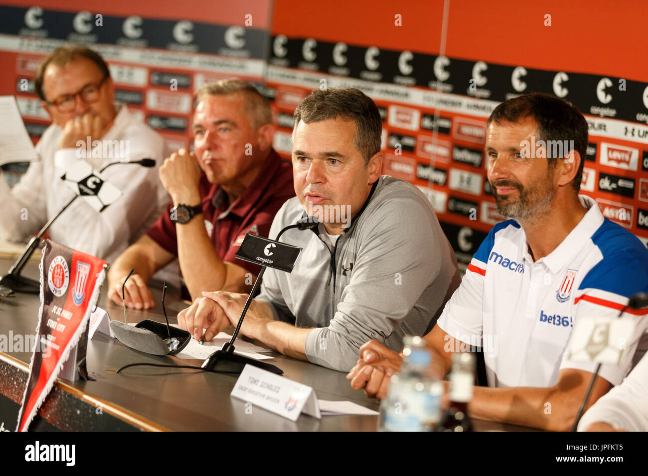 Hamburg, Deutschland. 1. August 2017. L-r: St. Pauli ist technischer ...