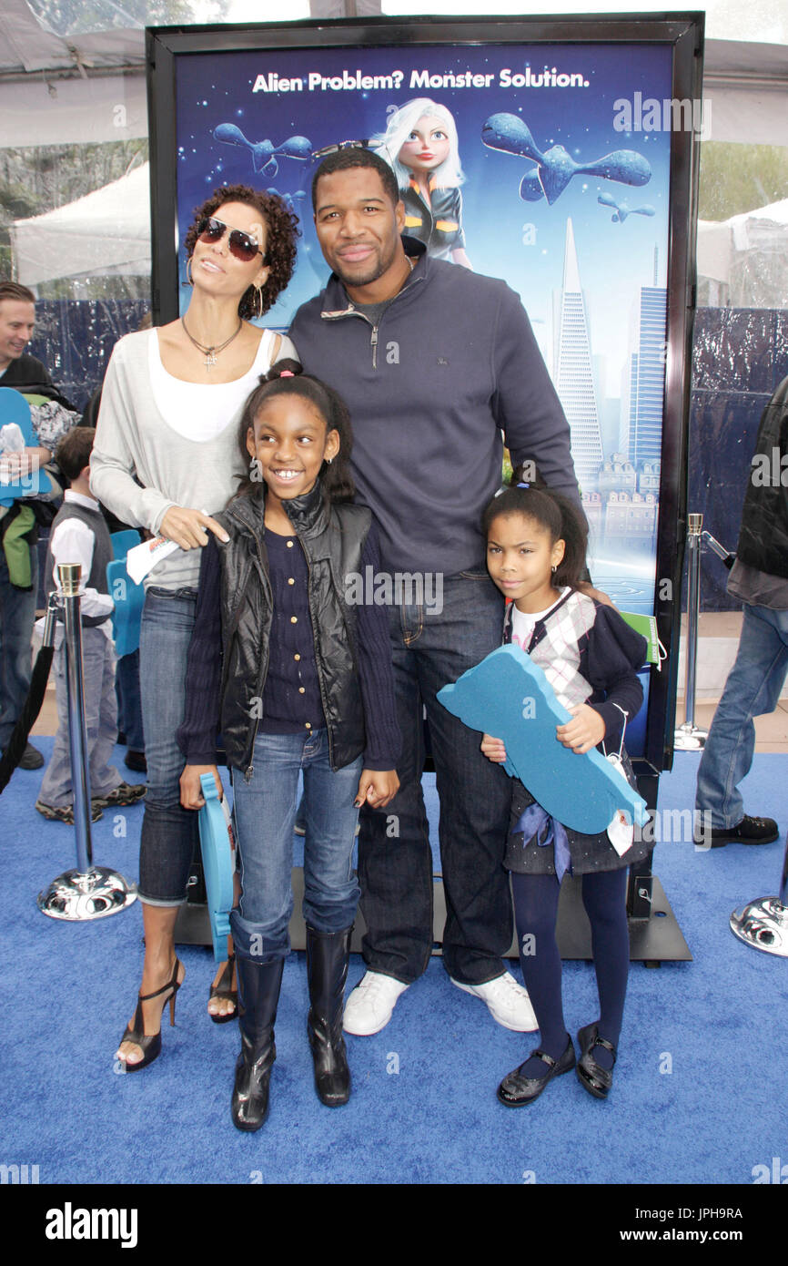 Lance Briggs und Familie an der Los Angeles Premiere des MONSTERS VS ...