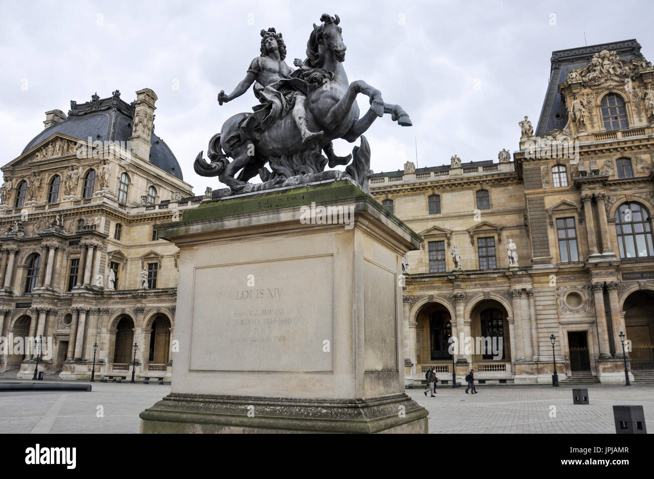 Louis xiv statue louvre paris -Fotos und -Bildmaterial in hoher ...