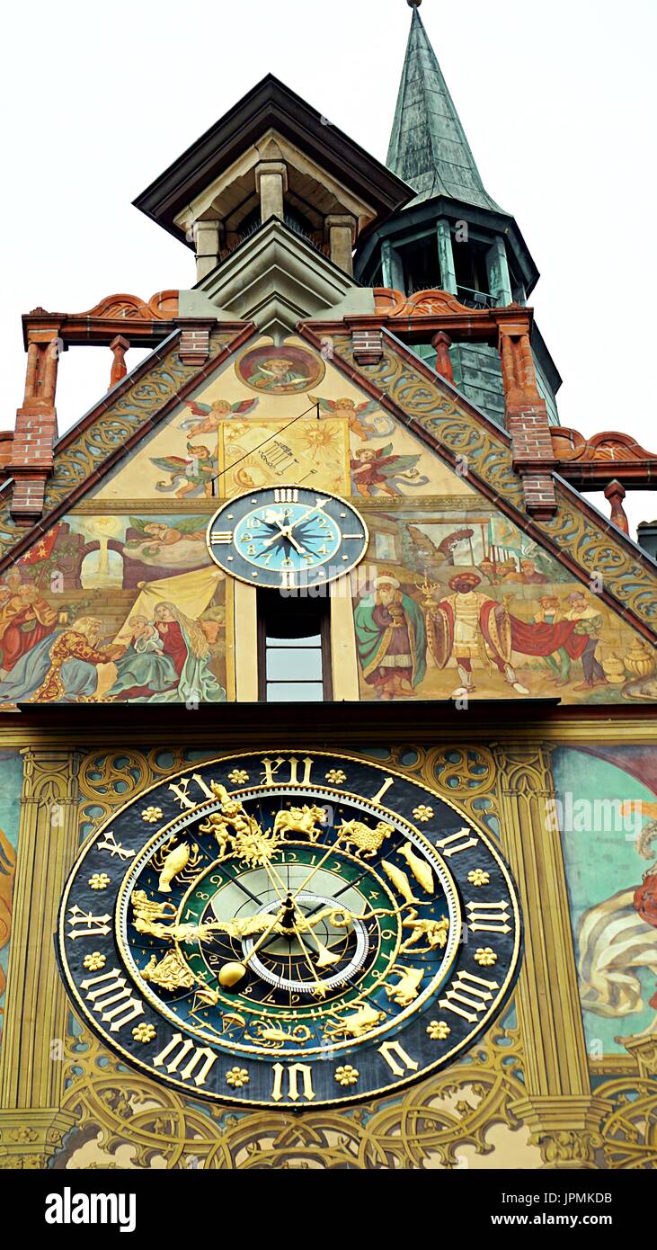 Uhr an der giebelwand -Fotos und -Bildmaterial in hoher Auflösung – Alamy