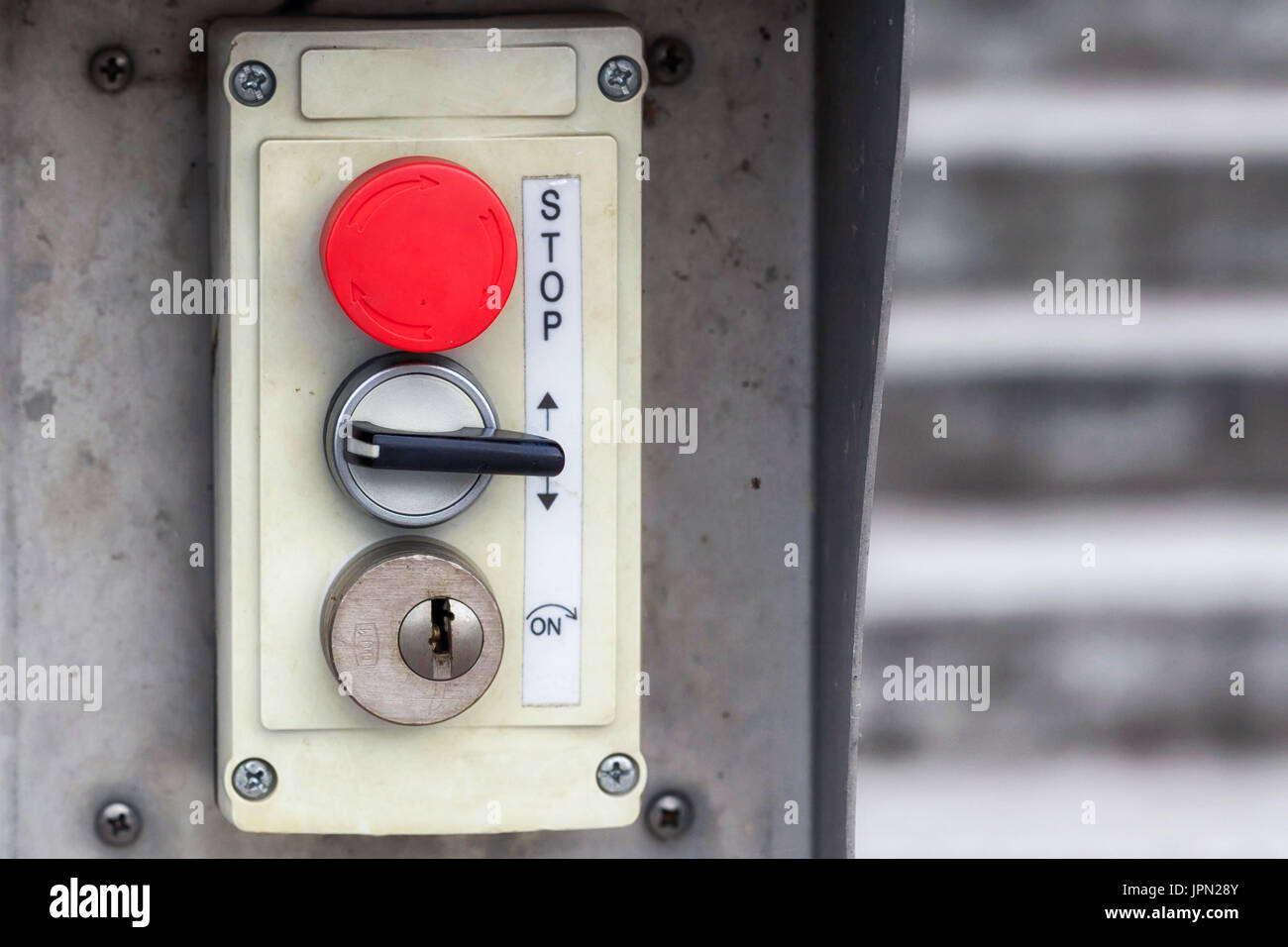 Old emergency stop button -Fotos und -Bildmaterial in hoher Auflösung ...