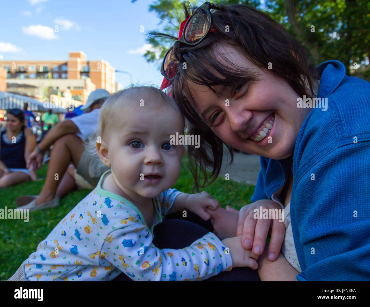 Baby mama kuscheln -Fotos und -Bildmaterial in hoher Auflösung – Alamy