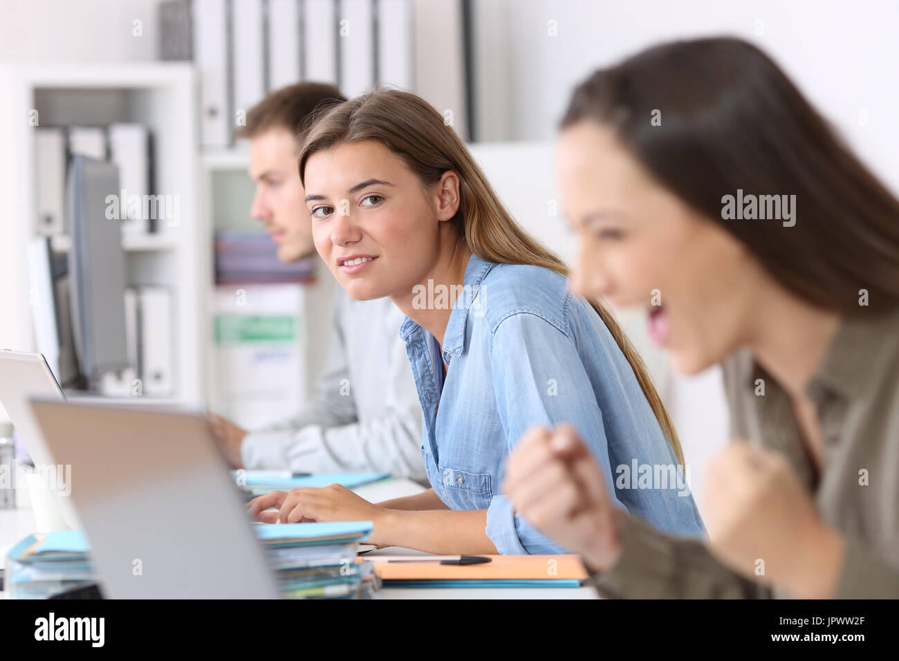 Neidisch sein -Fotos und -Bildmaterial in hoher Auflösung – Alamy