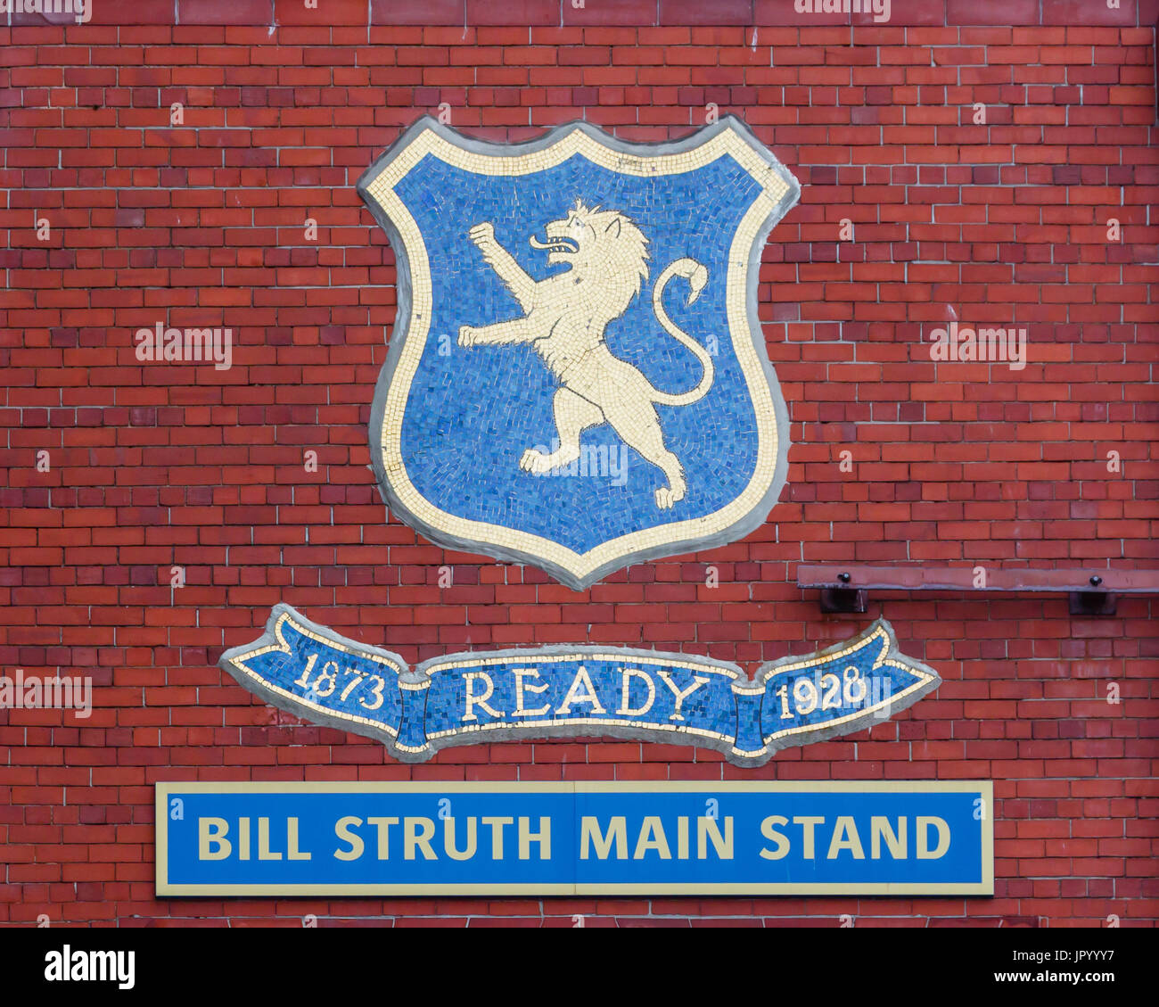 Ein Mosaik mit dem Abzeichen des Glasgow Rangers Football Club. Das ...