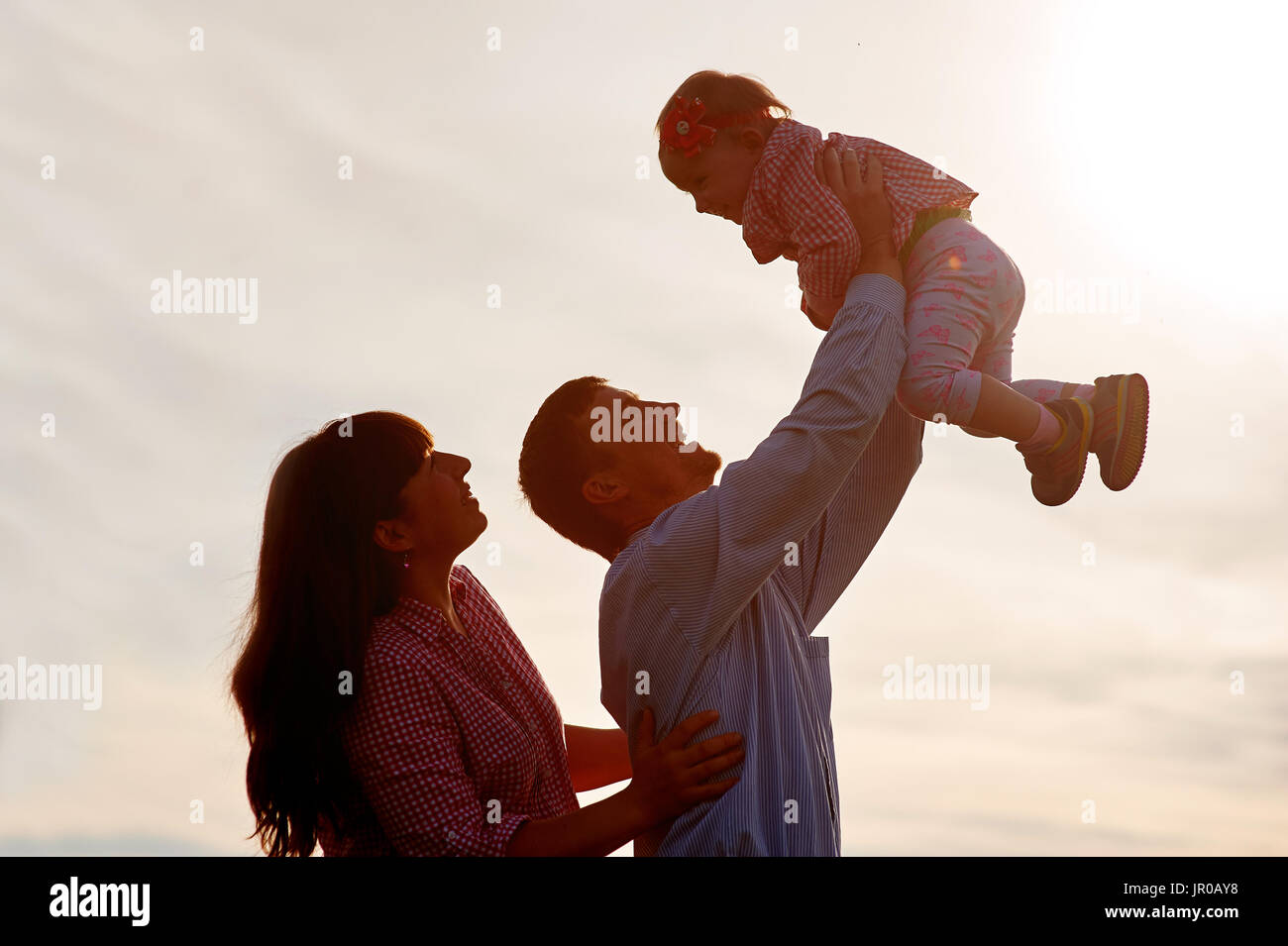 Kinder heben arme -Fotos und -Bildmaterial in hoher Auflösung – Alamy