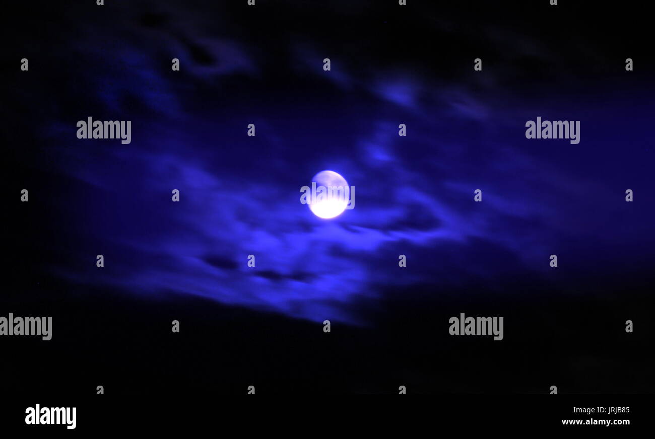 Heller gelber mond -Fotos und -Bildmaterial in hoher Auflösung – Alamy