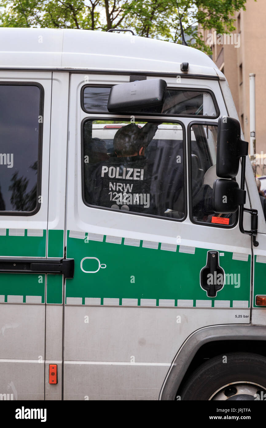 Police car in berlin -Fotos und -Bildmaterial in hoher Auflösung – Alamy