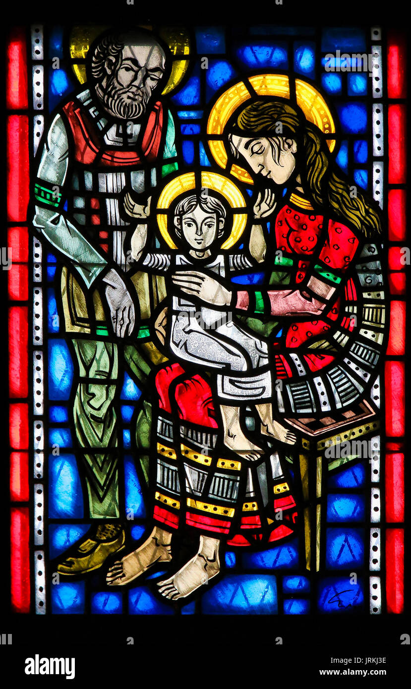Glasmalereien in Wormser Dom in Worms, Deutschland, mit der Darstellung der Heiligen Familie mit ...