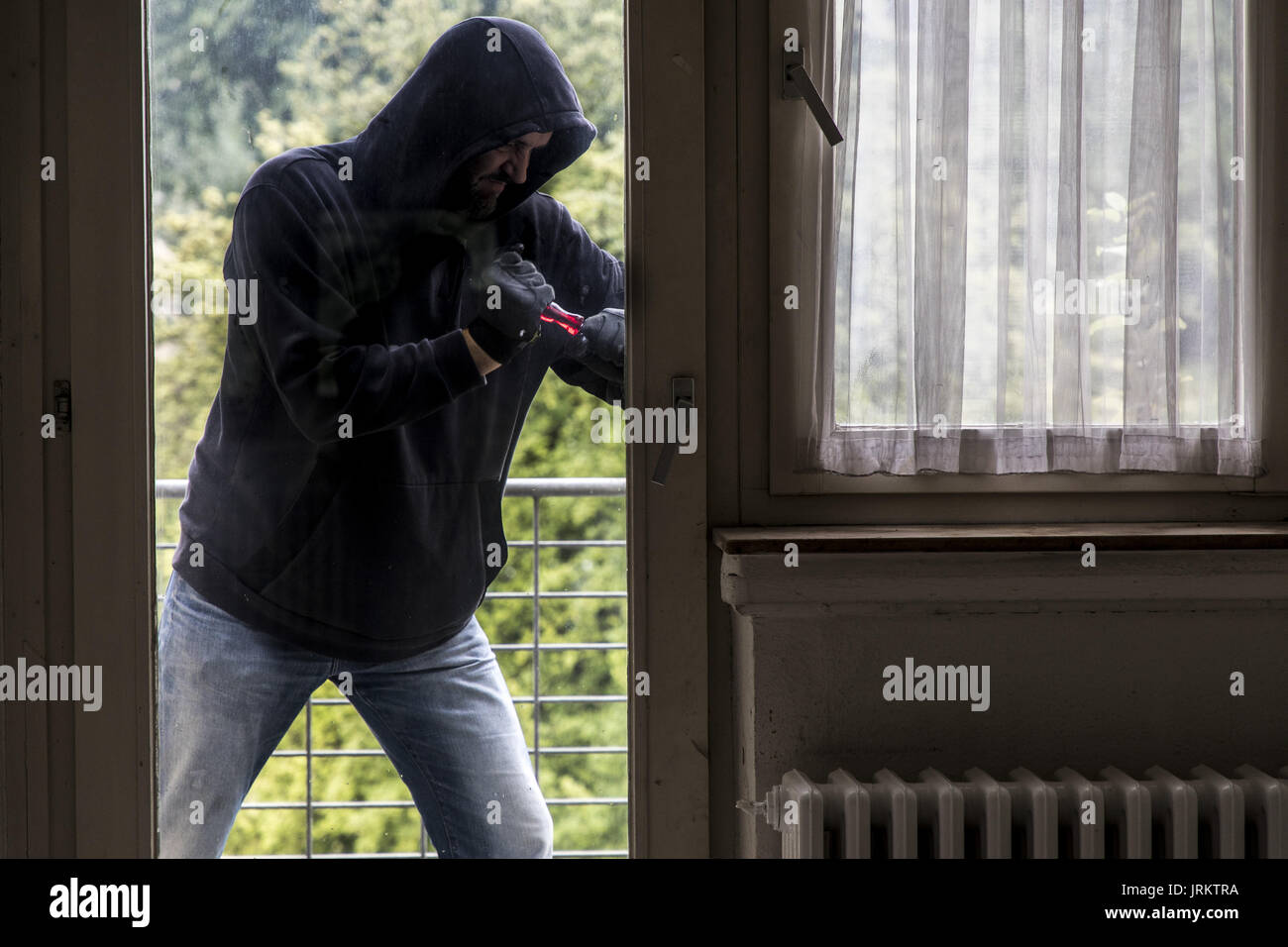 Fenster einbruch -Fotos und -Bildmaterial in hoher Auflösung – Alamy