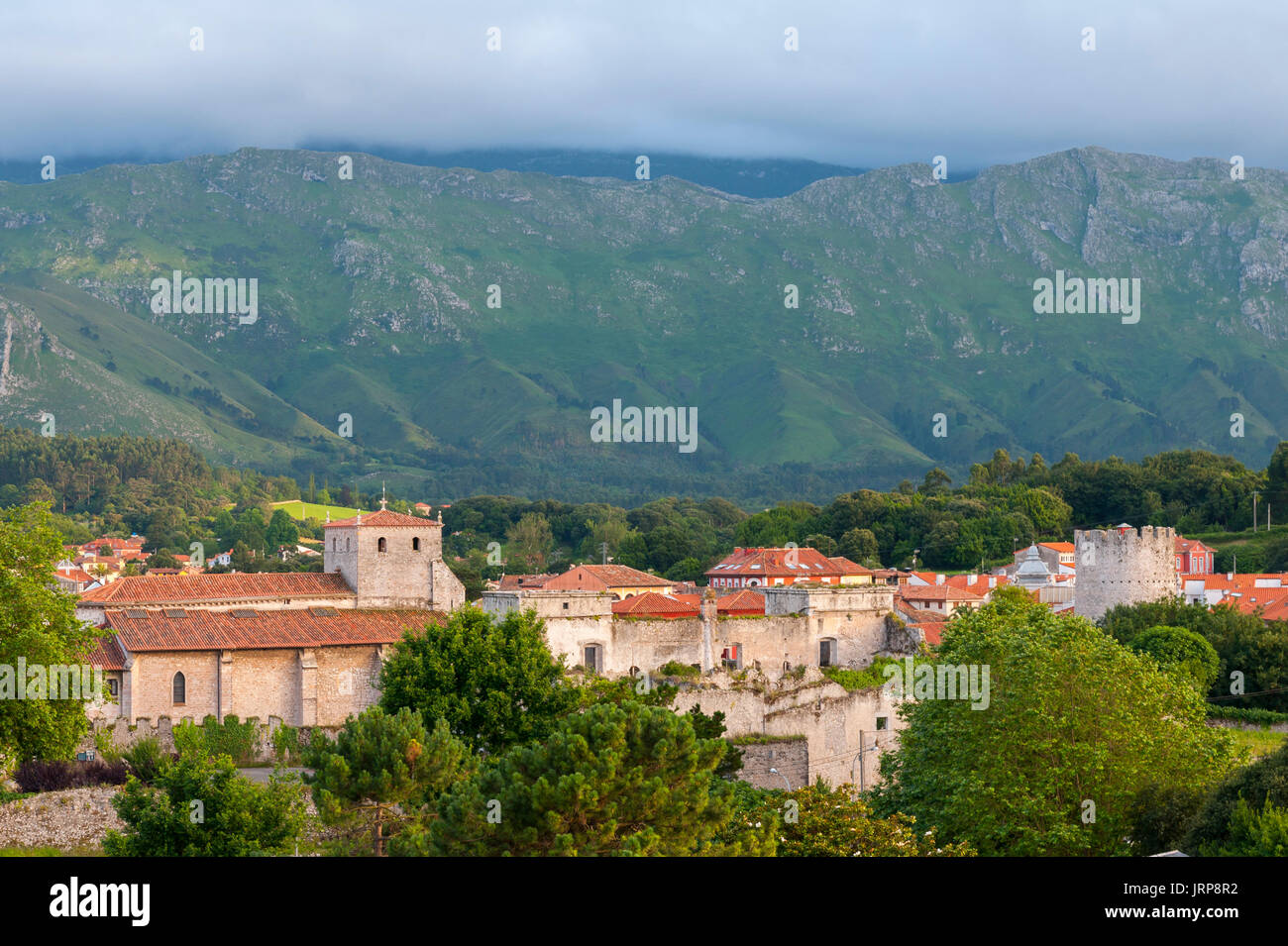 Vista de Llanes con la Basílica de Santa María y El Palacio de Los ...