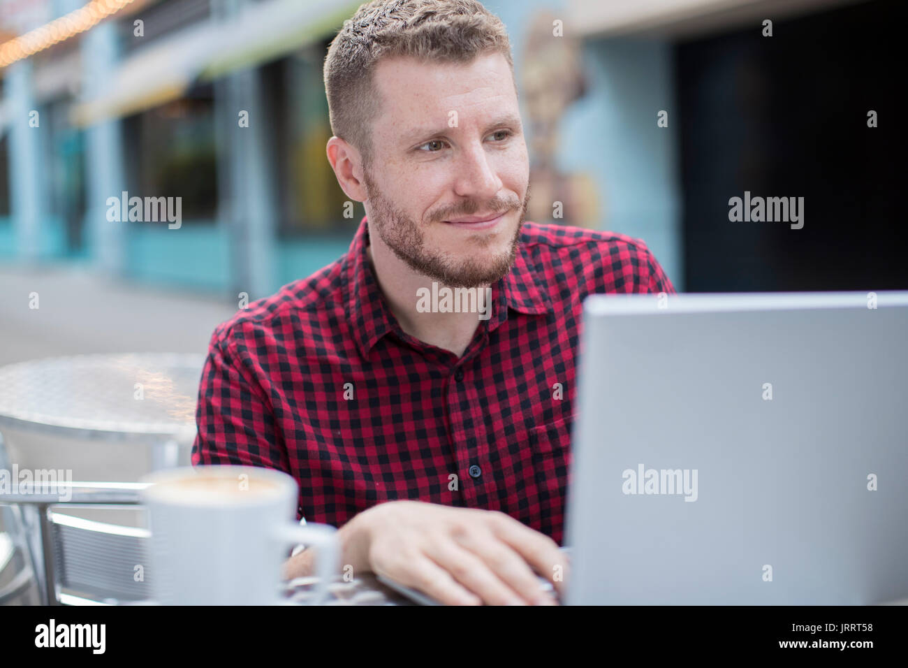 Mann Am Computer Stockfotos und -bilder Kaufen - Alamy