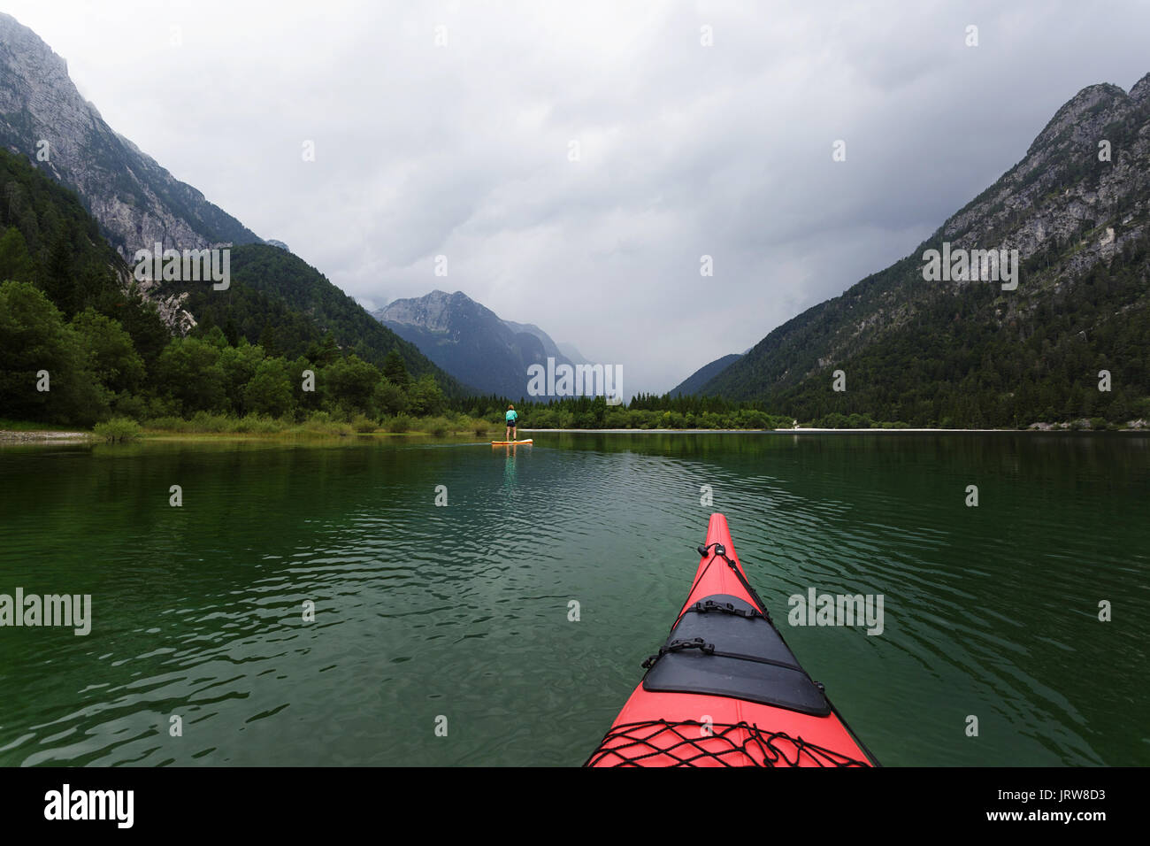 Foto einer Frau in Shorts Stand up Paddeln auf alpinen See, takoen von ...