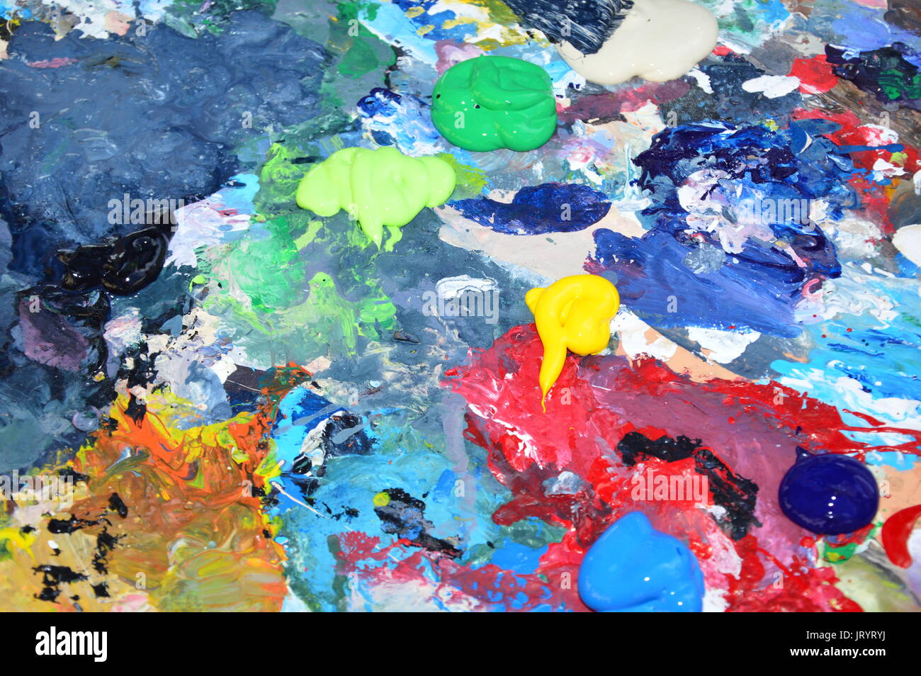 Eine malerpalette in seiner werkstatt -Fotos und -Bildmaterial in hoher ...