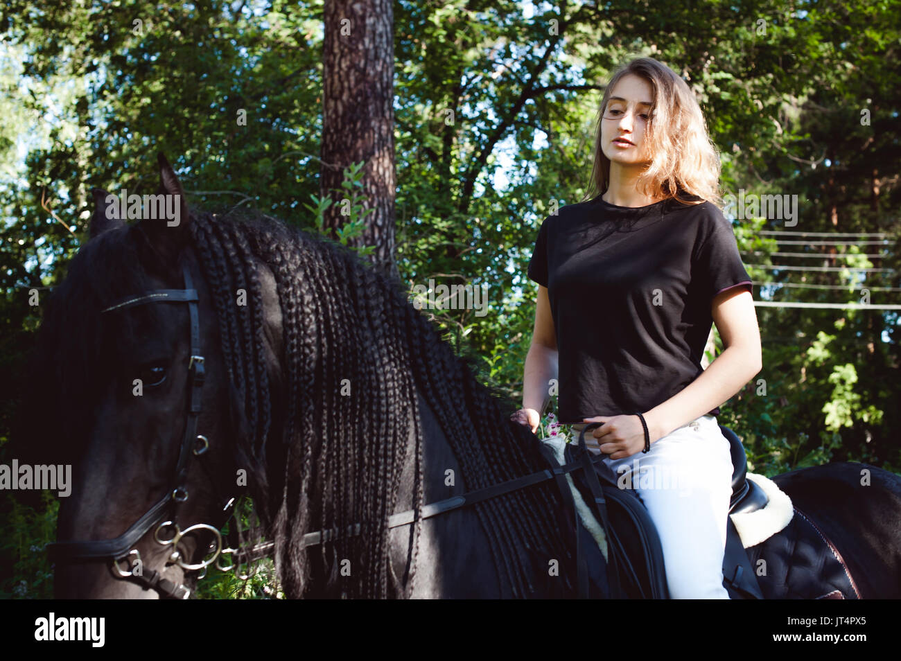 Emotionales Porträt einer Reiterin Reiterin Frau, rittlings auf ...