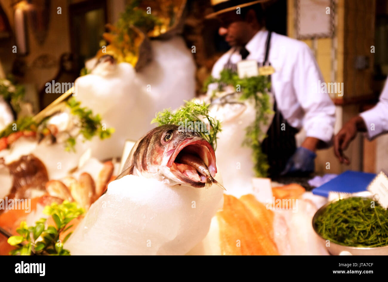 London UK - Frischer Fisch Zähler in der Food Hall bei Harrods in ...