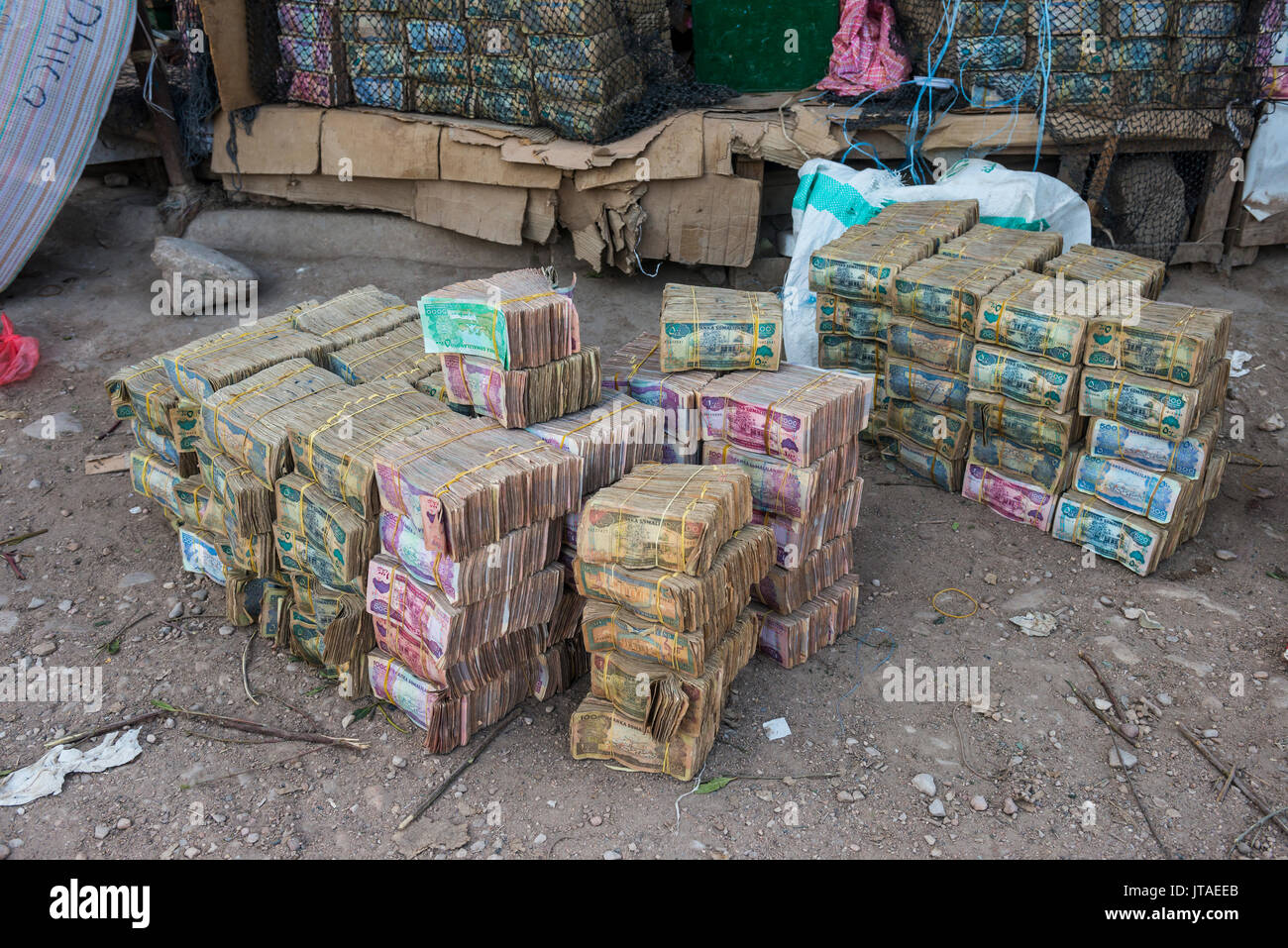 Riesige haufen geld -Fotos und -Bildmaterial in hoher Auflösung – Alamy