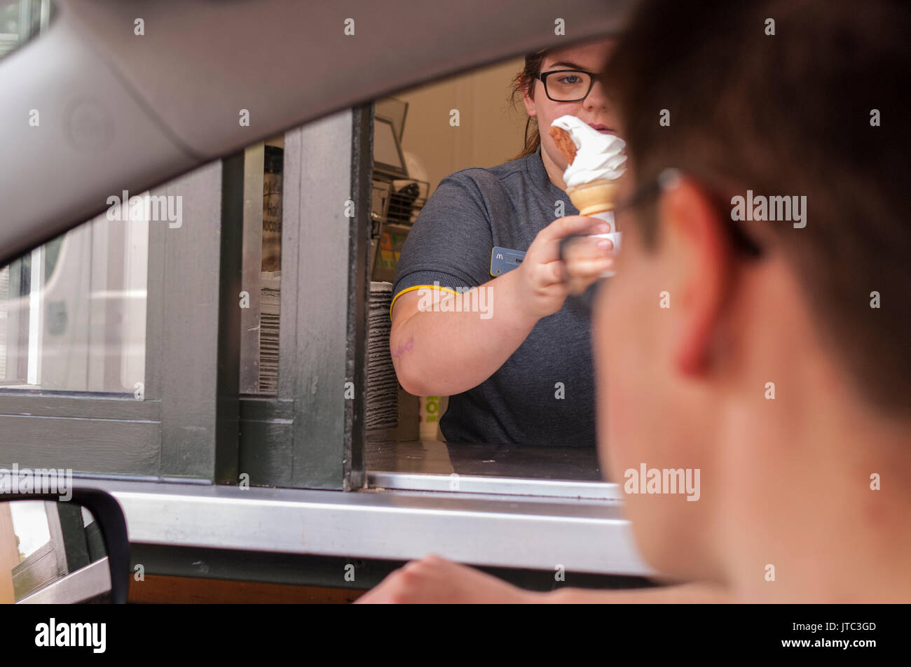 Orden de mcdonalds drive thru -Fotos und -Bildmaterial in hoher Auflösung – Alamy