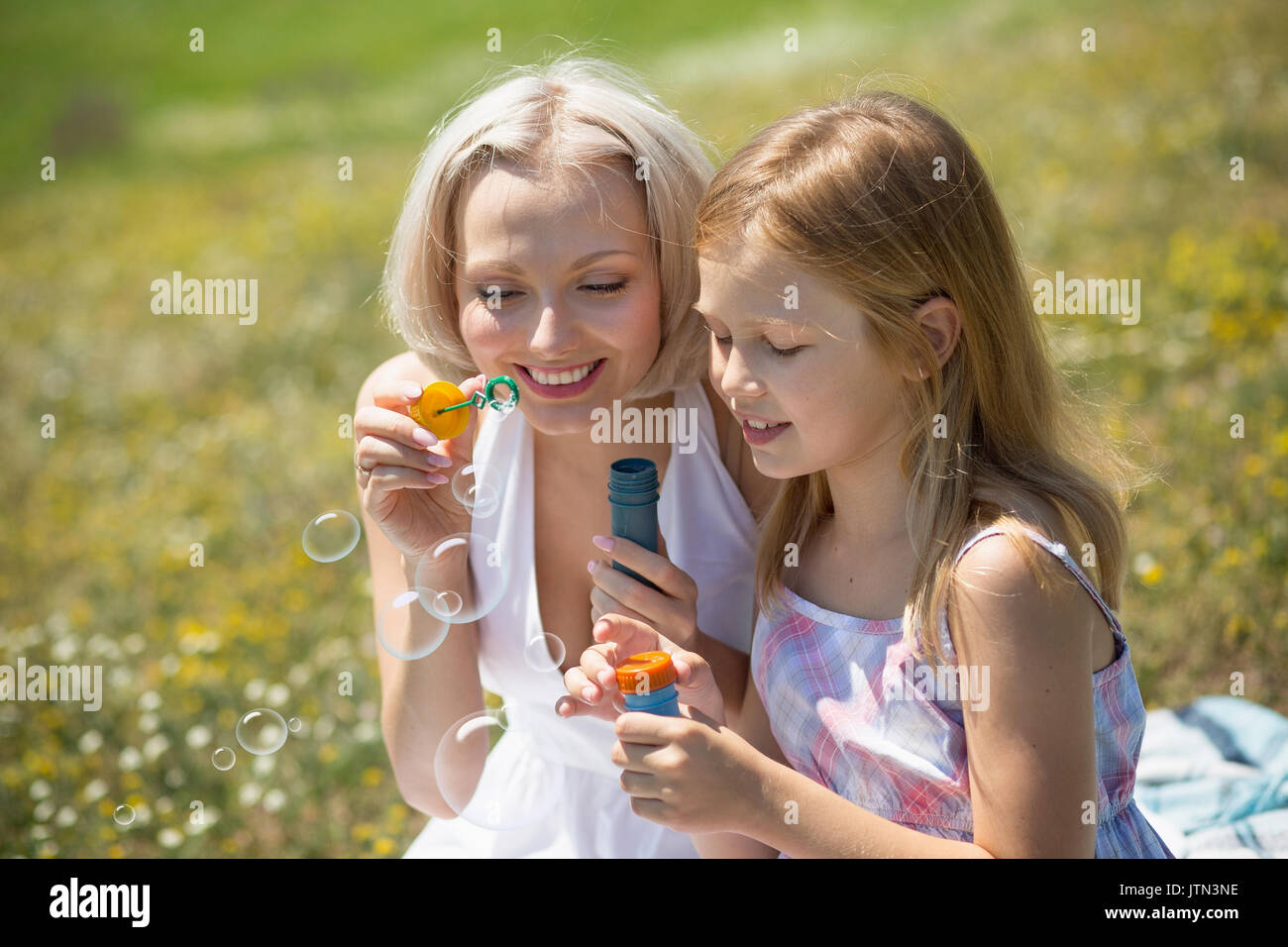 Familia infantil -Fotos und -Bildmaterial in hoher Auflösung – Alamy