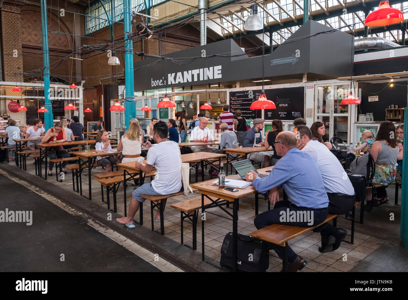 Eines der vielen Restaurants in der Markthalle, Markethalle Neun ...