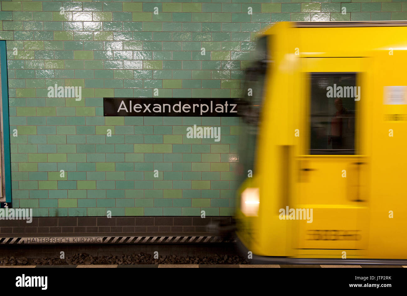 Gelbe U-Bahn am Alexanderplatz, Berlin, Deutschland Stockfotografie - Alamy
