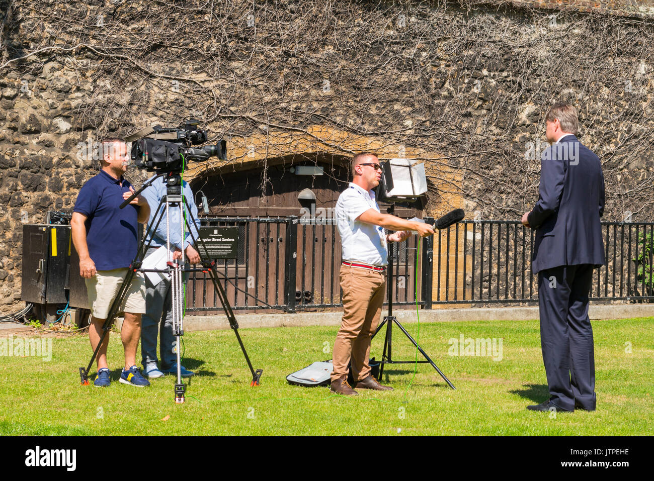 Uk tv news street interview -Fotos und -Bildmaterial in hoher Auflösung ...