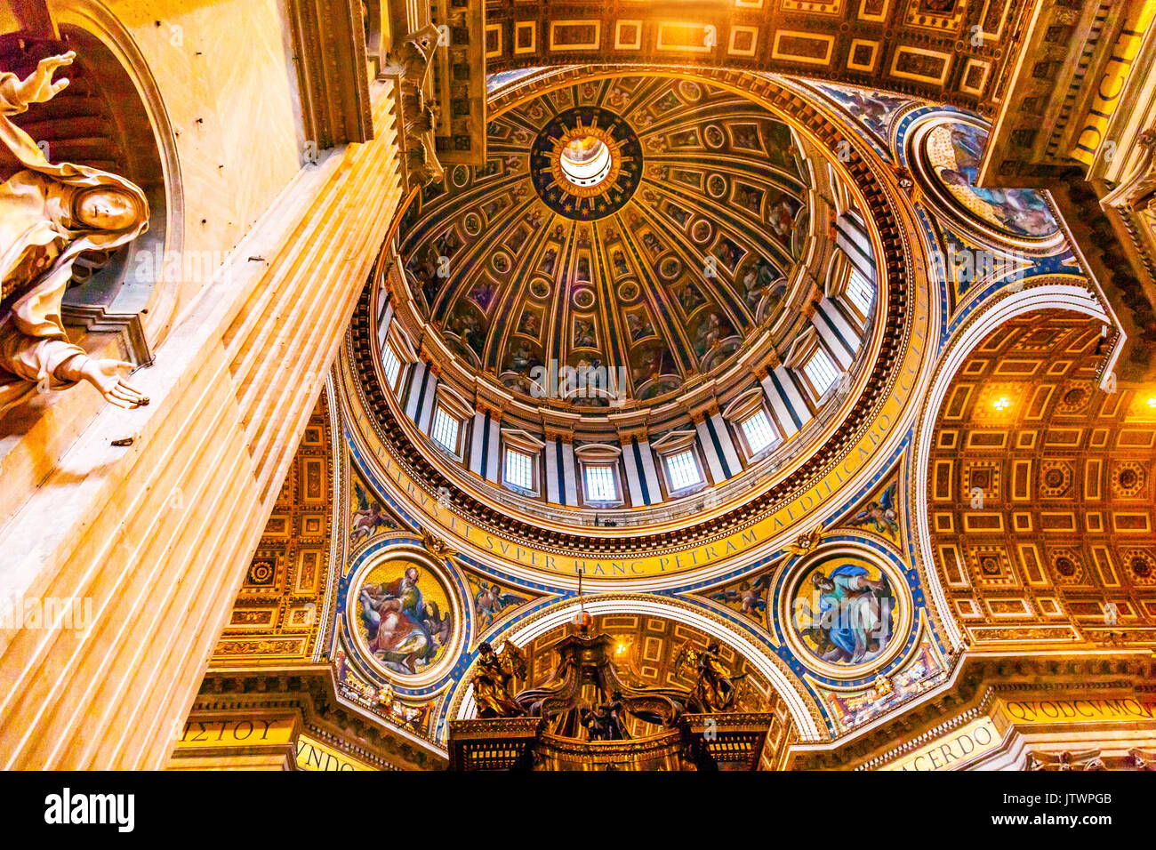 Maria Statue Michelangeolo Kuppel Petersdom Vatikan Rom Italien. Dome ...