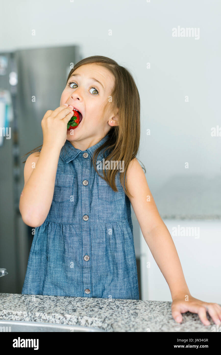 Portrait girl 6 7 mouth open -Fotos und -Bildmaterial in hoher ...