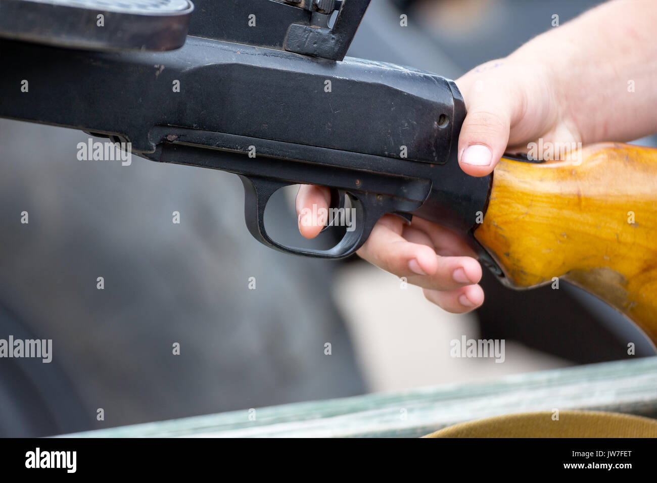 Finger On Trigger Gun Stockfotos und -bilder Kaufen - Alamy