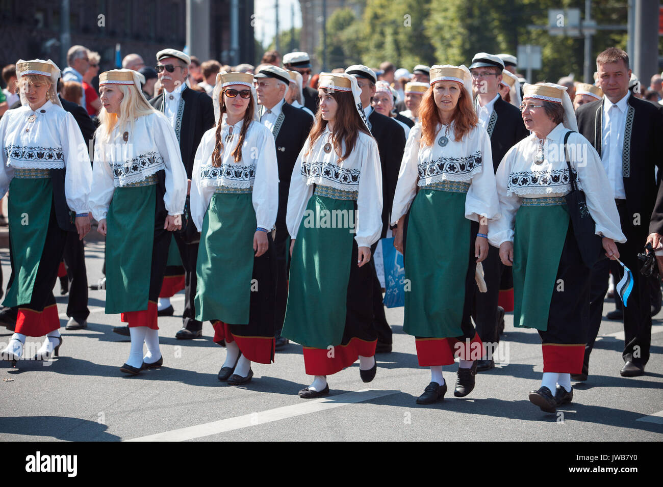 TALLINN, Estland - 4. Juli 2014: Menschen im estnischen Kostüme gehen ...