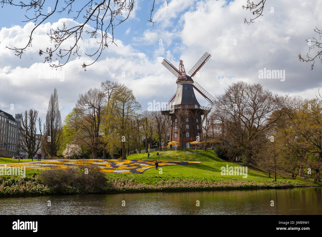 Alte Windmühle von Wiesen und Fluss umgeben. Bremen, Deutschland ...