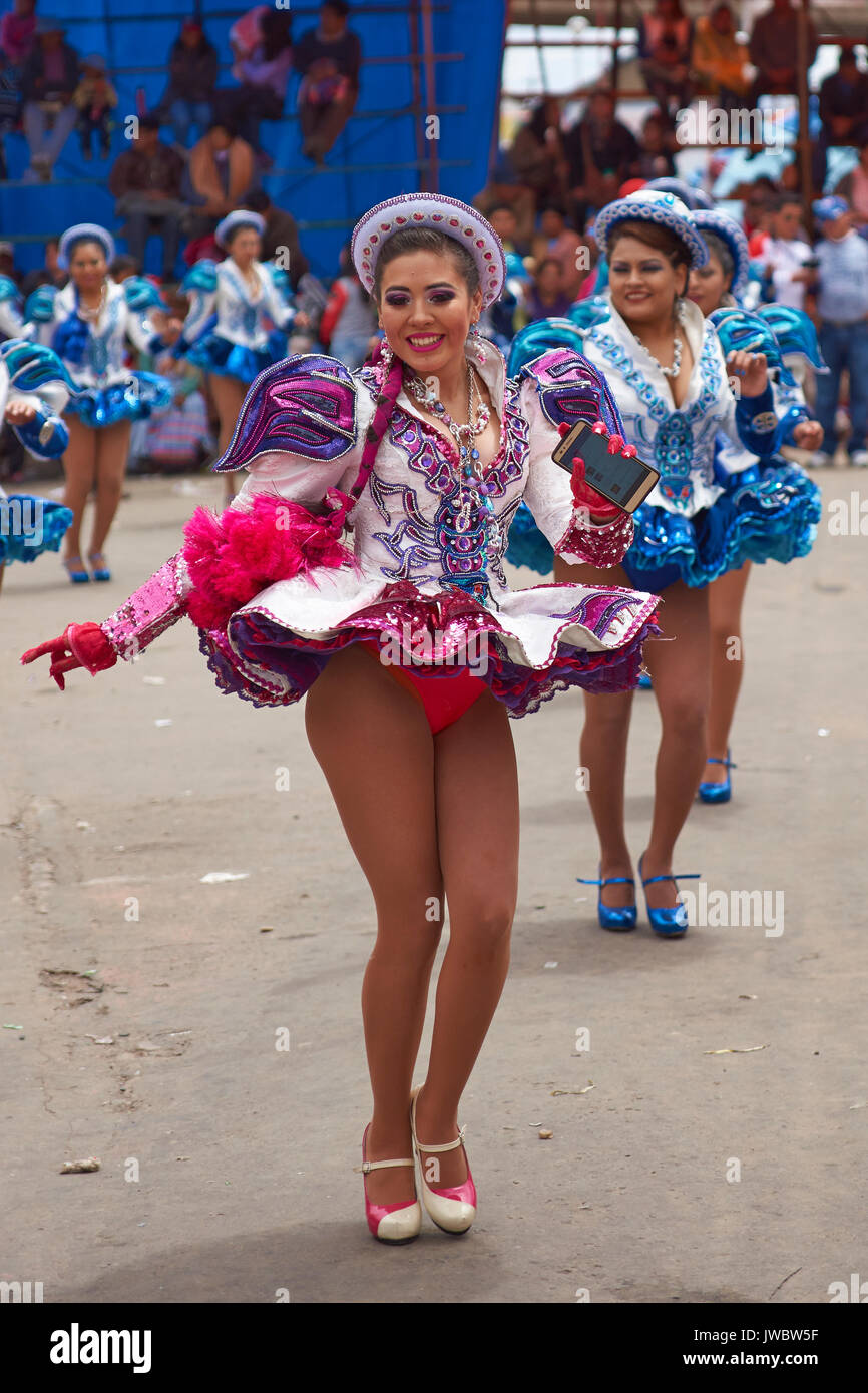 Caporales Tänzer in prunkvollen Kostümen durchführen, da sie eine Parade durch die Bergbau Stadt ...