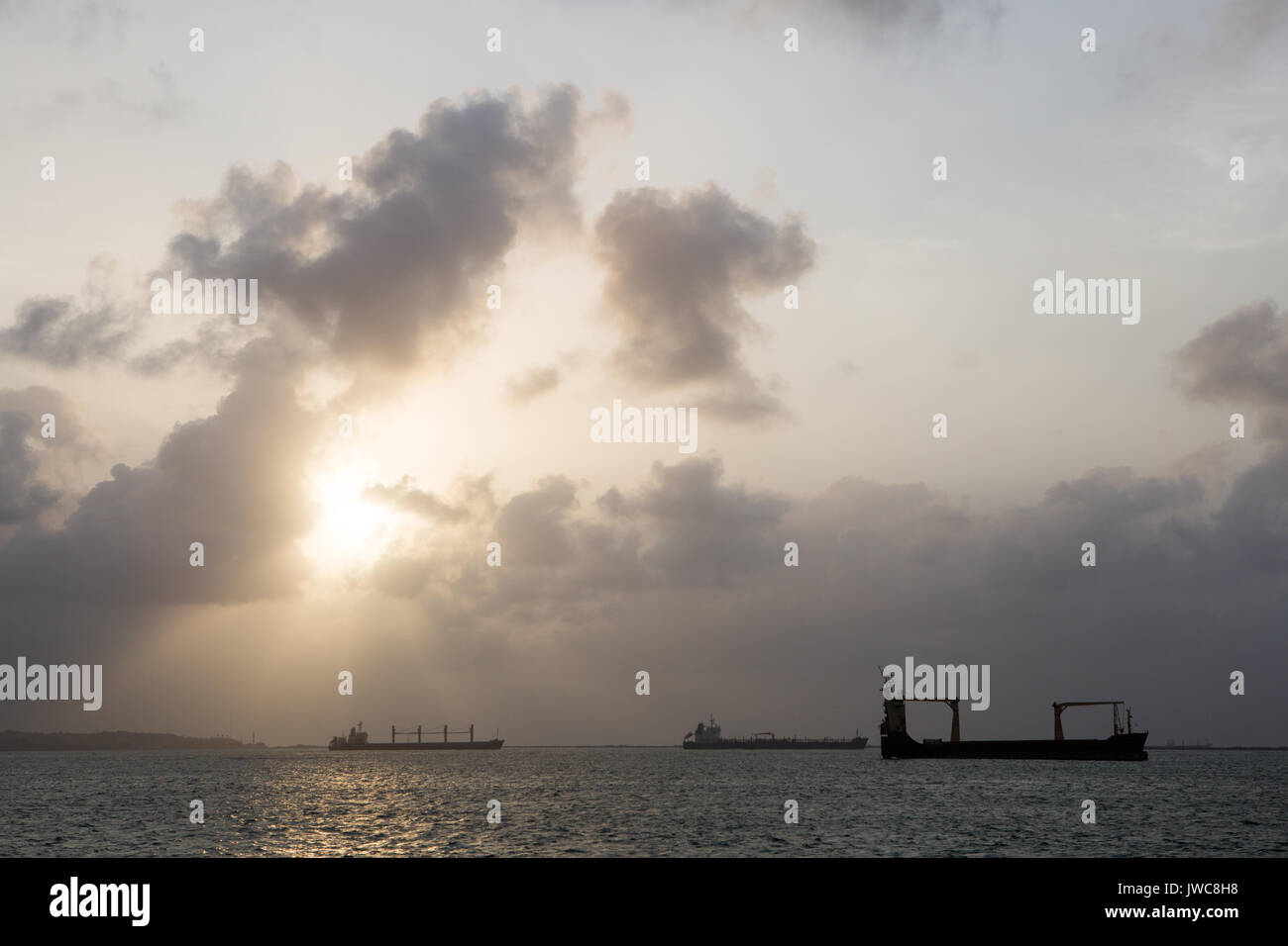 Schiffe in der bucht von panama -Fotos und -Bildmaterial in hoher ...