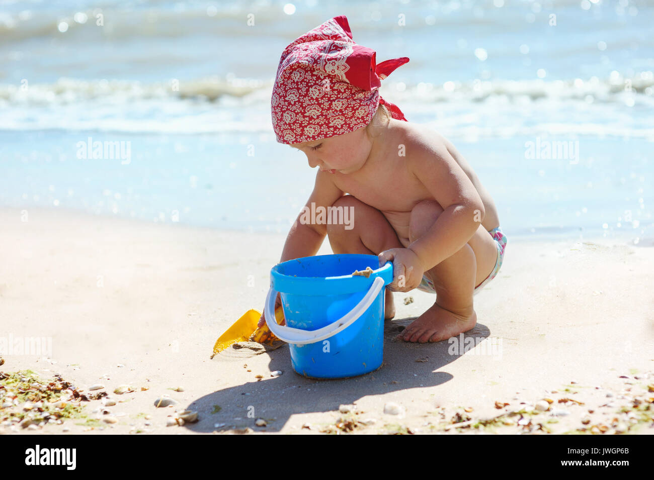 Das kind mit einem eimer Stockfotos und -bilder Kaufen - Alamy
