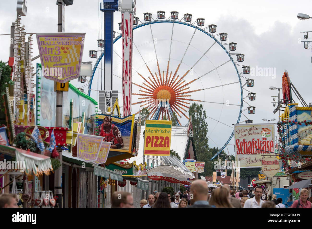 Ein Blick auf die zahlreichen kleinen Läden und das Riesenrad am ...