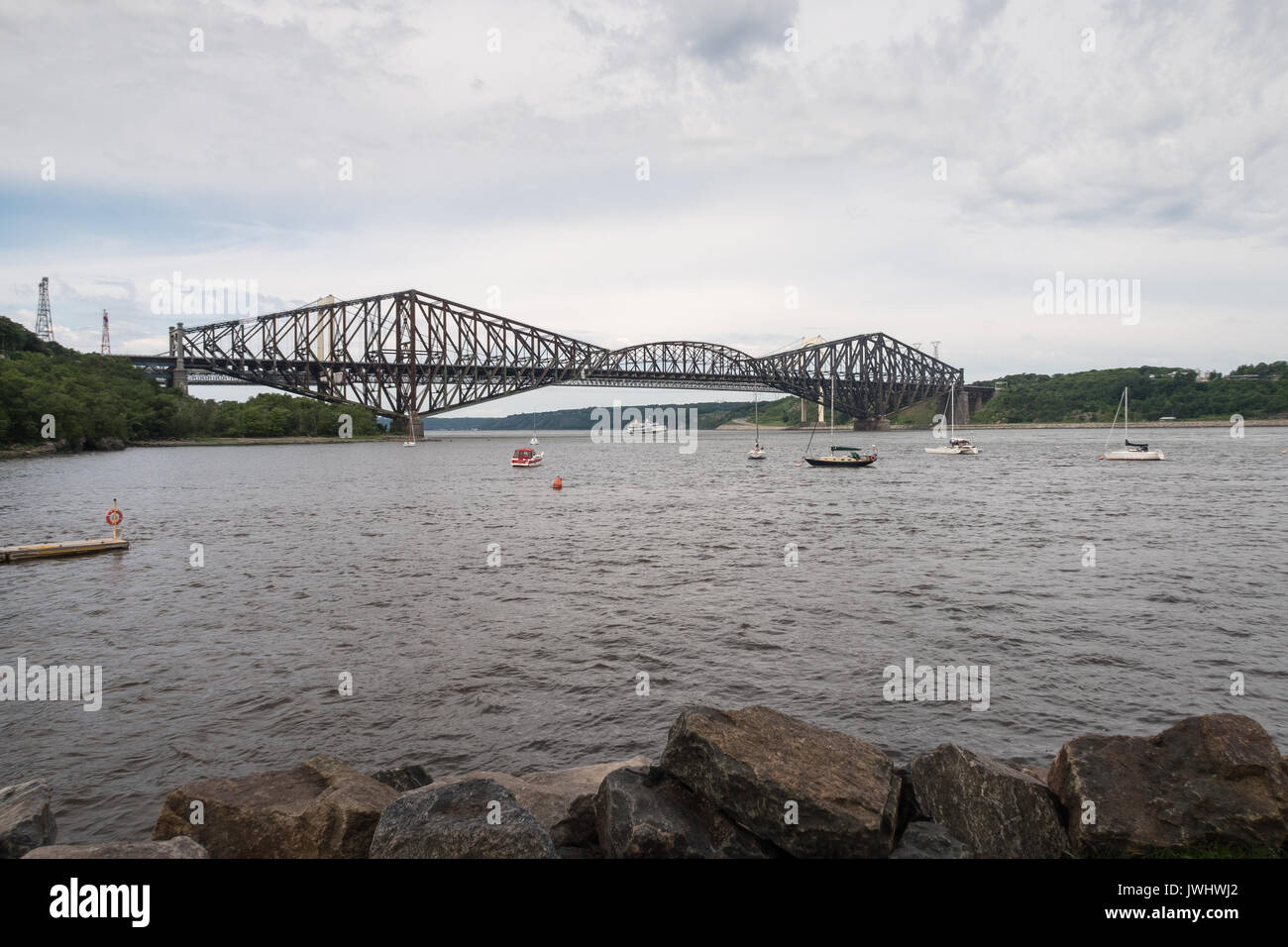 Die Quebec Bridge ist ein vernieteten Stahl truss Struktur und ist ...