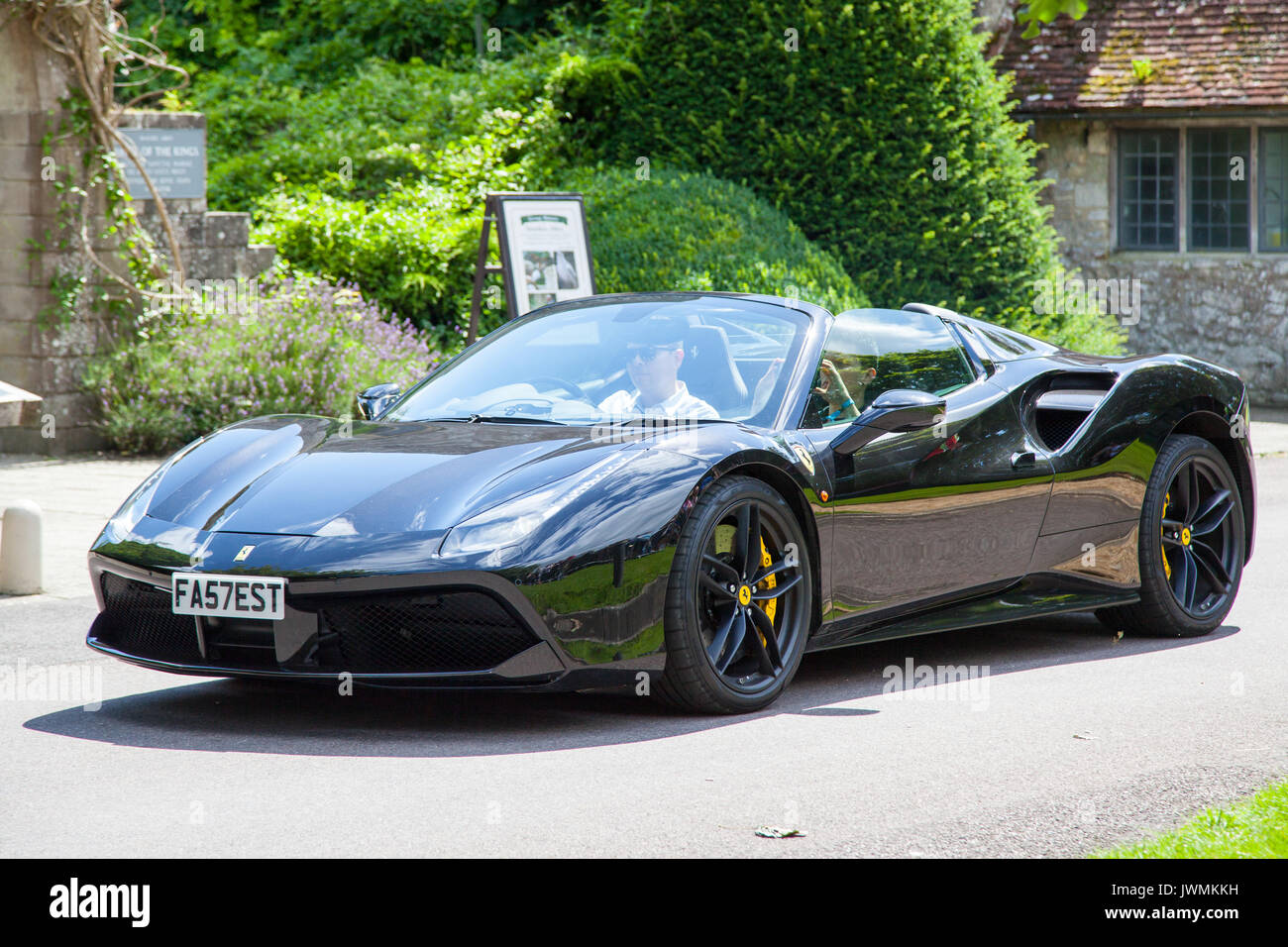 Ferrari 488 spider schwarz -Fotos und -Bildmaterial in hoher Auflösung ...