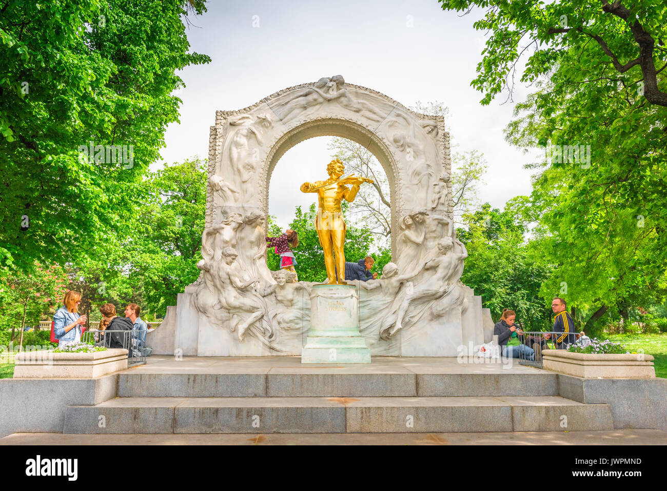 Wiener Park Stadtpark, Blick auf die berühmte goldene Statue des ...