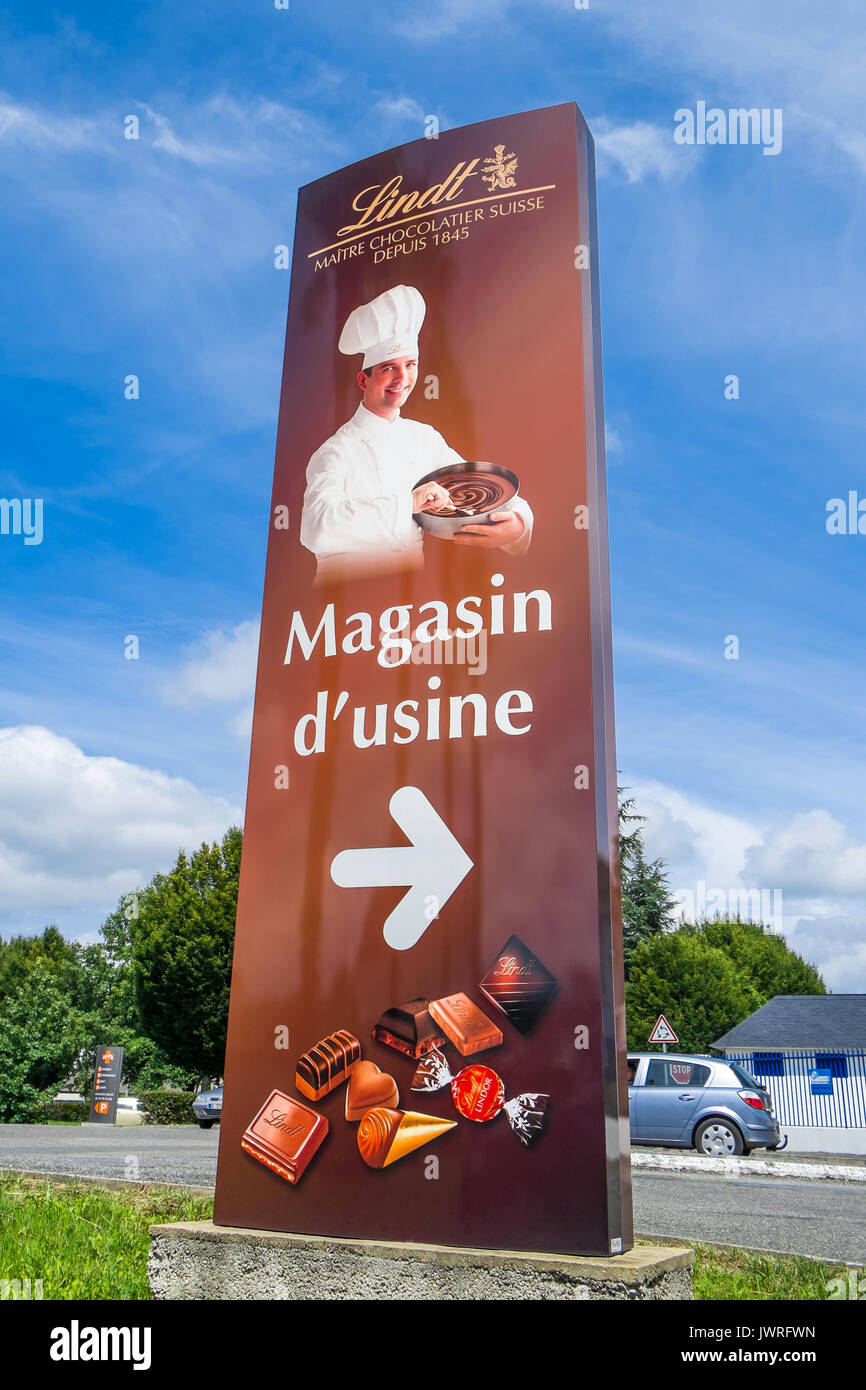 Lindt & Sprüngli Schokoladenfabrik shop, Oloron-Sainte-Marie ...